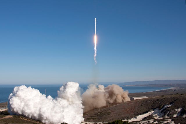SpaceX logra atrapar por primera vez el propulsor del cohete más ...